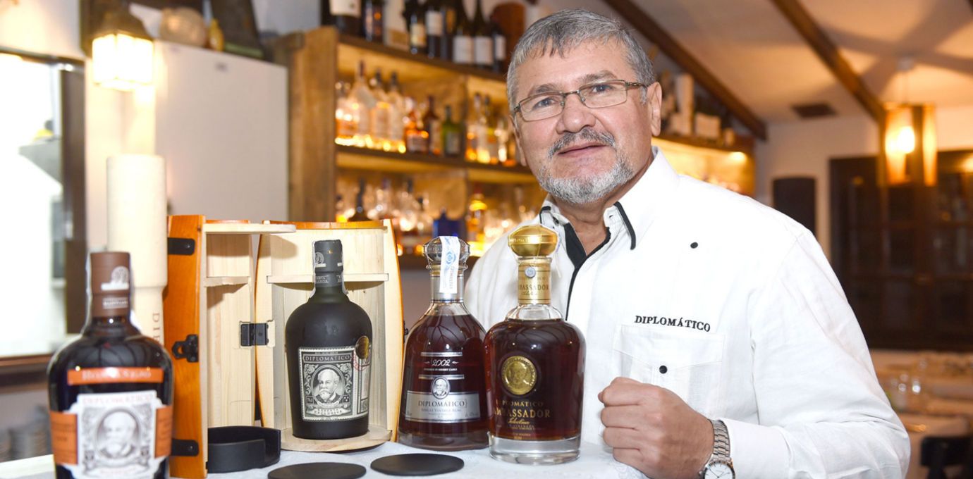 El maestro de Ron Diplomático, Nelson Hernández, brinda una clase ...