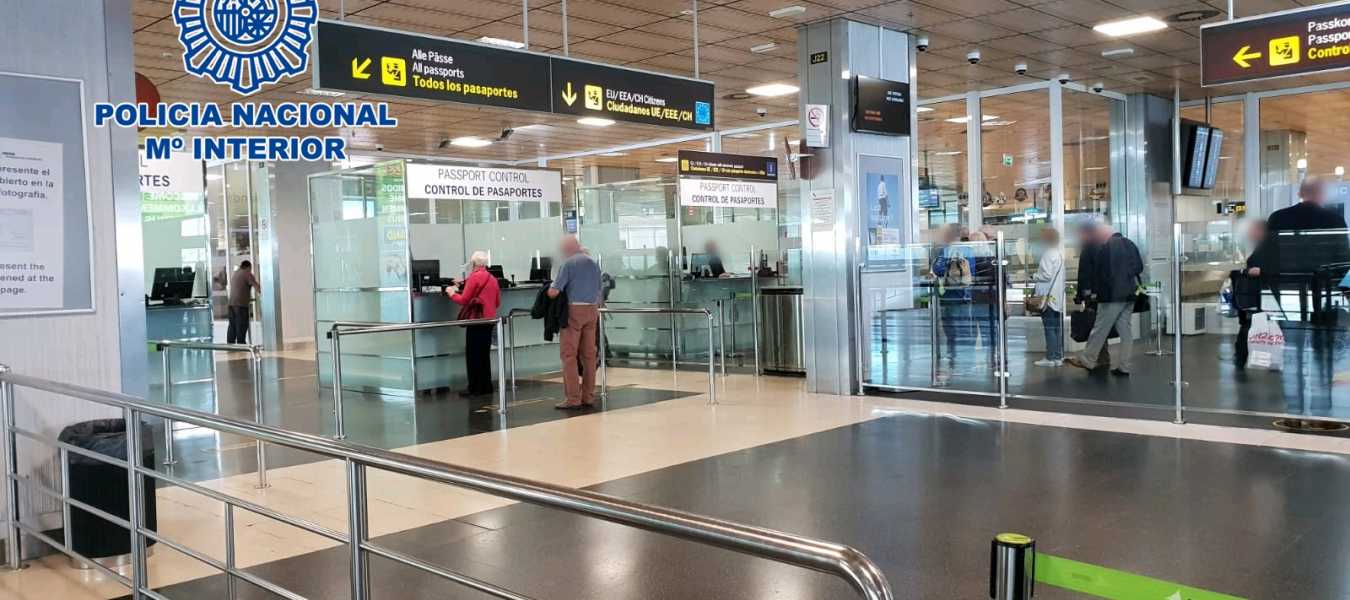 Detenidas tres personas por intentar embarcar en un avión con identidad ...
