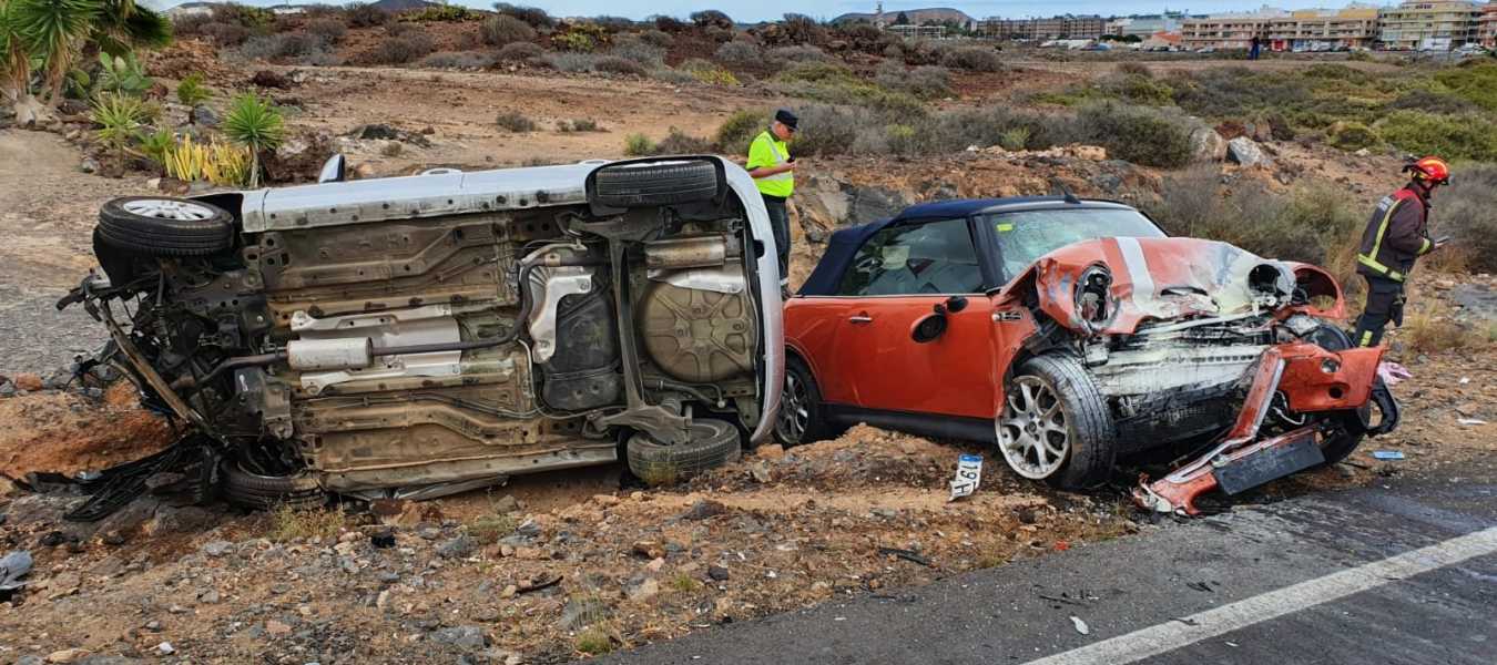 Un herido grave y otro leve en colisión frontal de dos vehículos en Tenerife