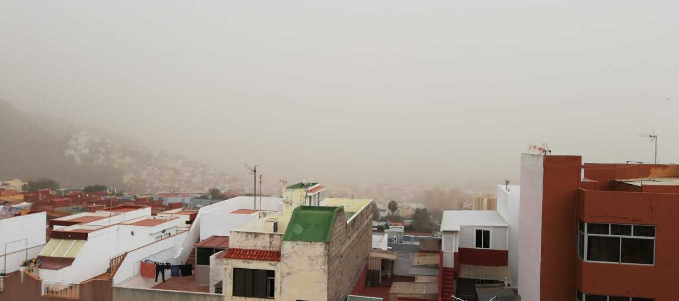 La calima densa continúa el lunes con viento fuerte y chubascos