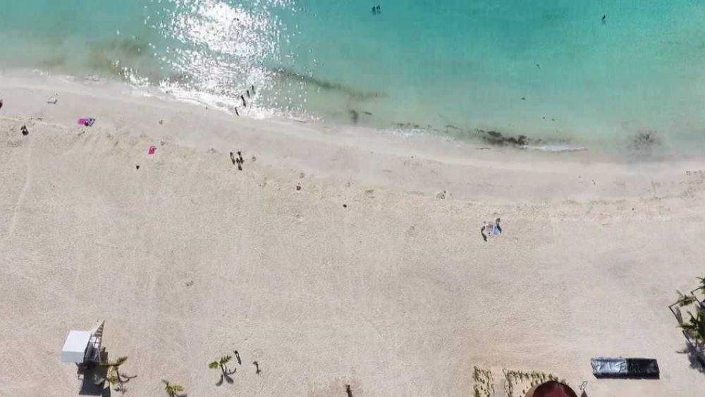 El color azul protagoniza este sábado en las islas