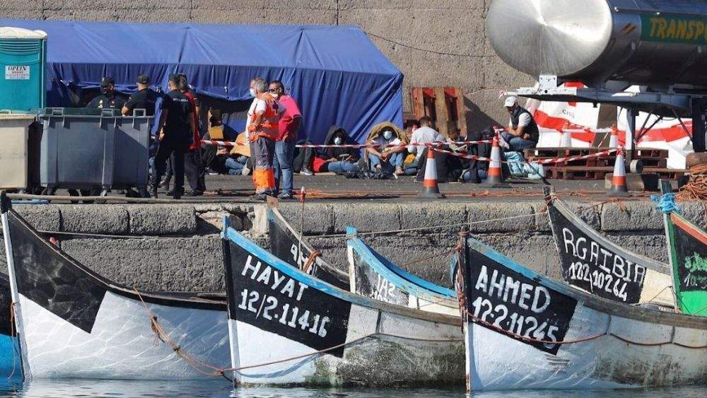 Llegan a El Hierro y Gran Canaria cuatro pateras con 381 migrantes, 43 ...