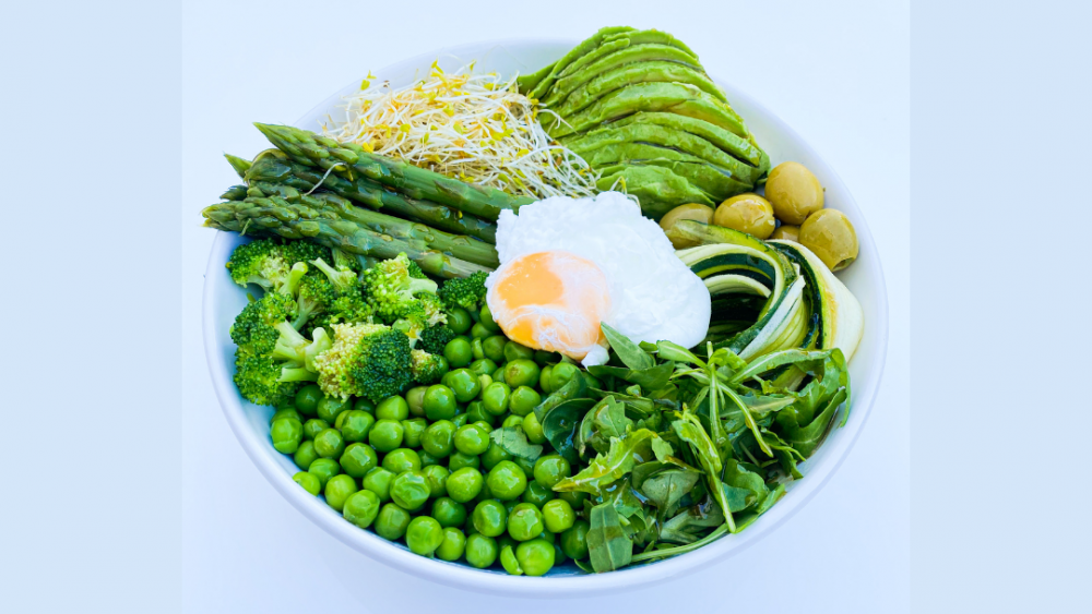 Bowl de verduras verdes con huevo y con aliño dulce