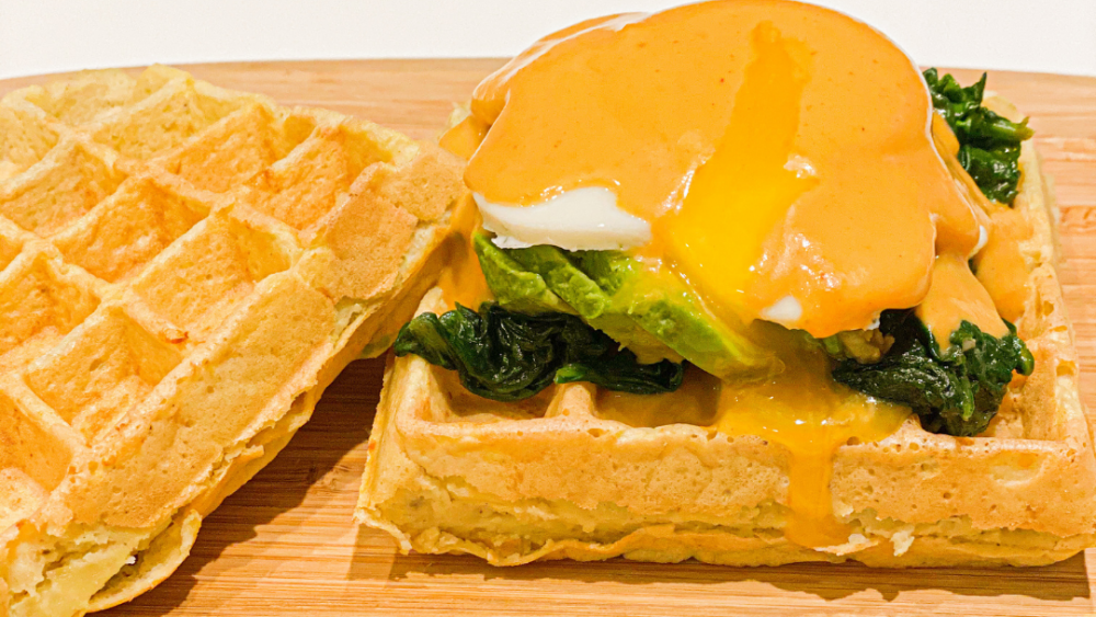 Gofres de papa con espinacas, aguacate, huevo y salsa 'holandesa' de ...