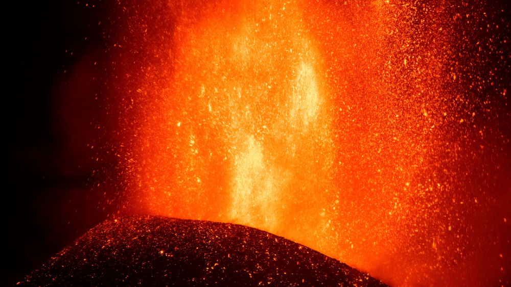 La erupción continúa con dos coladas de lava activas