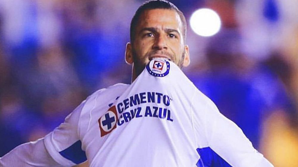 El ex del CD Tenerife Edgar Méndez le da a Cruz Azul su primera ...