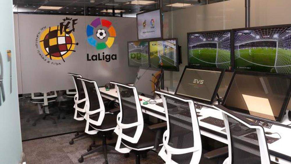 Los árbitros de LaLiga 123 se preparan para el debut del VAR