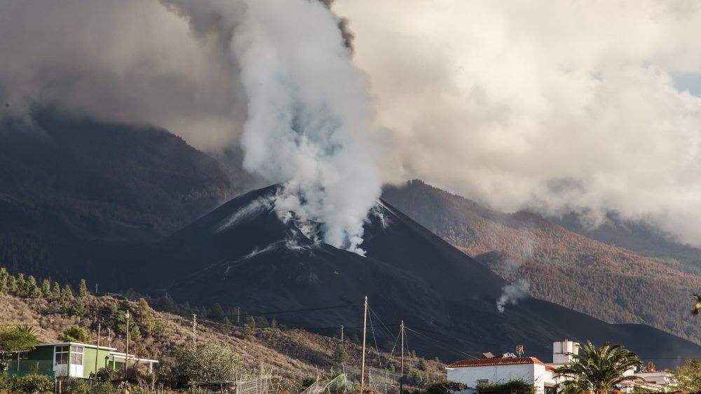 Una de las coladas de lava arrasa 60 edificaciones en poc...