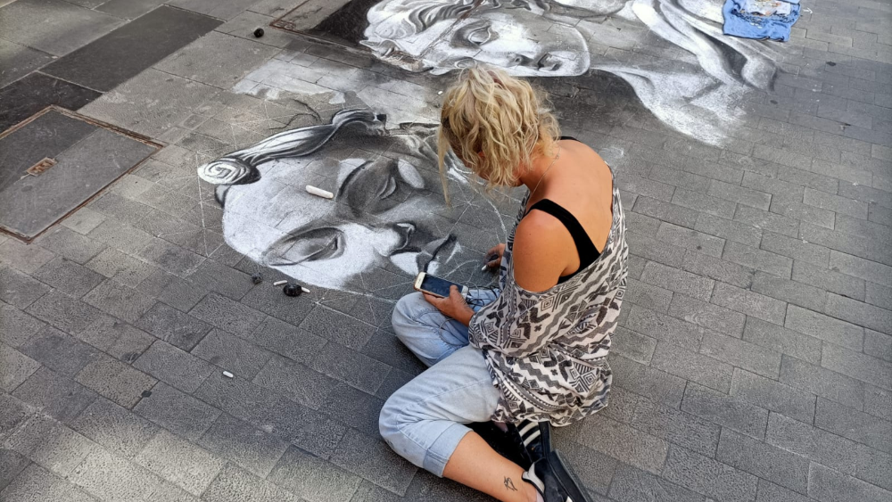 La mujer que cambió El Caribe por el arte callejero en Triana