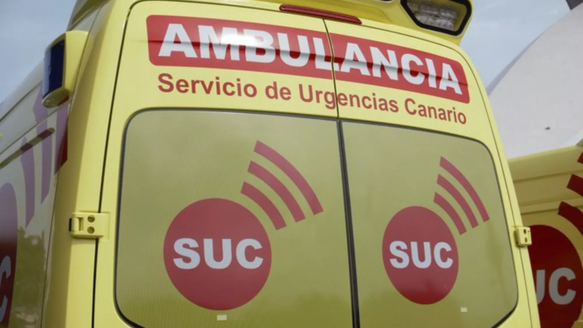 Las ambulancias en el HUC, inoperativas porque en Urgencias necesitan sus camillas ante el colapso