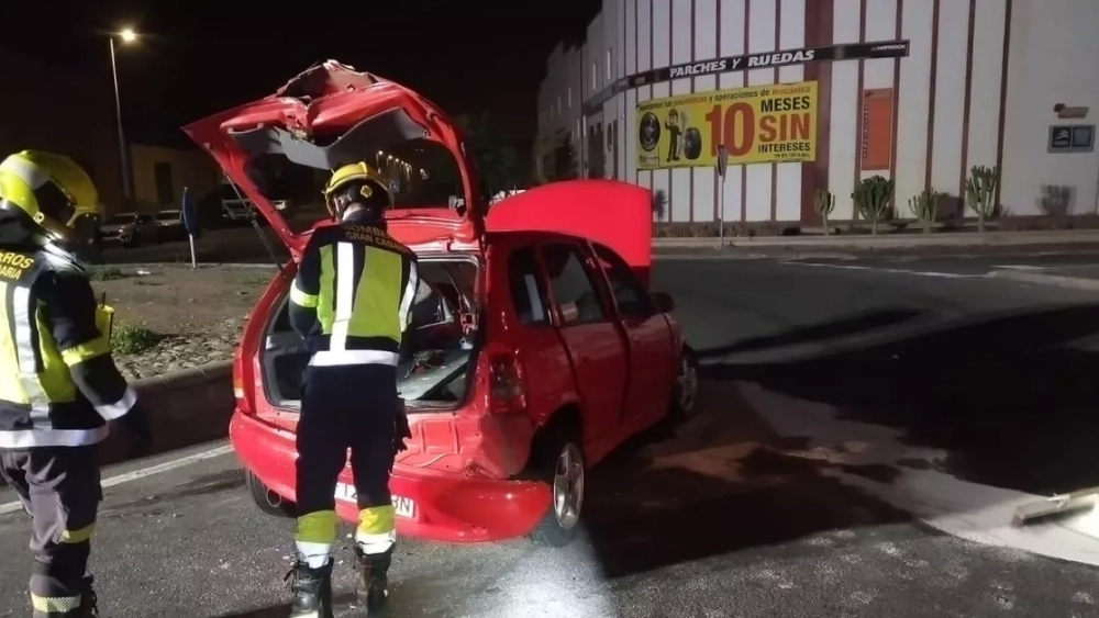 Una persona choca contra una rotonda en Arinaga y se queda atrapada en ...