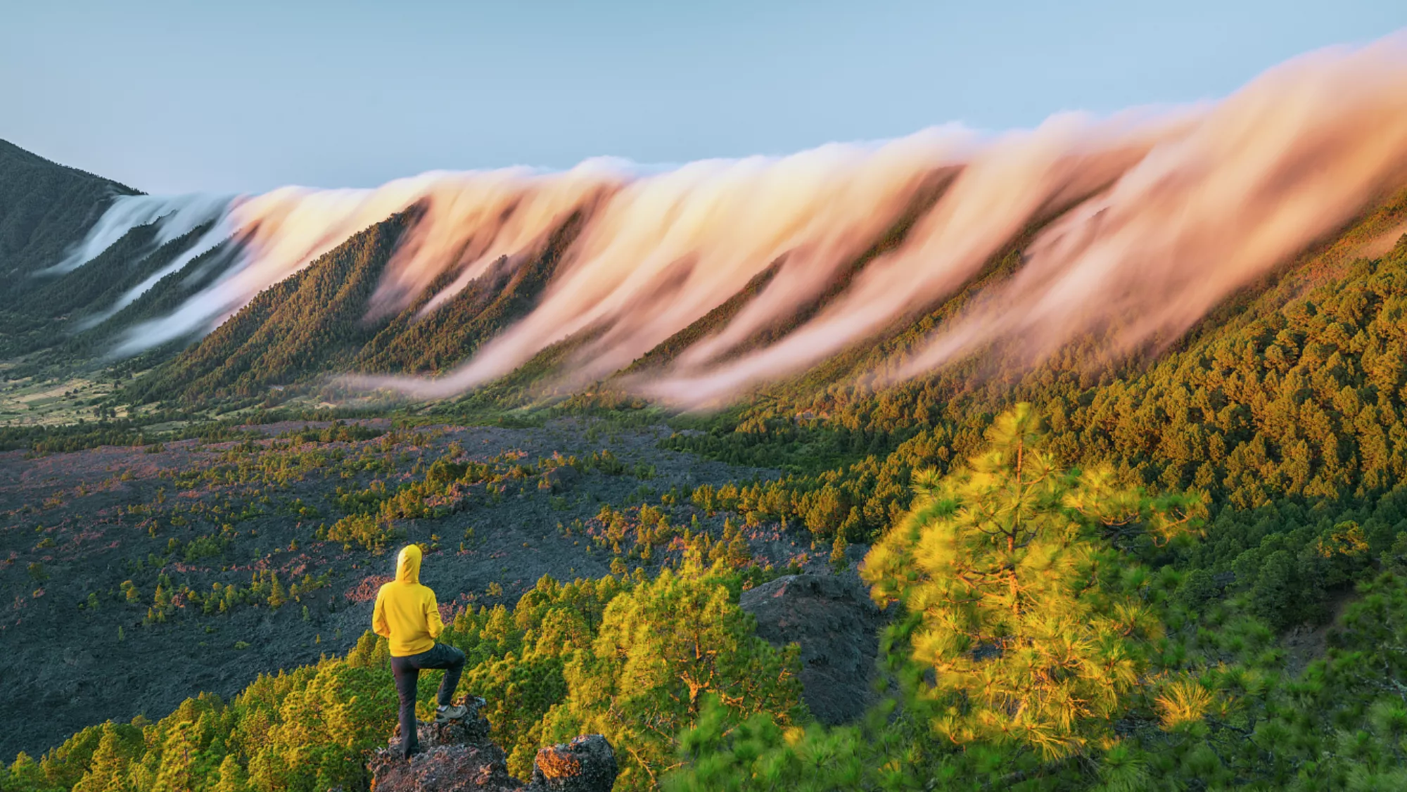 Parece agua pero son nubes: la increíble cascada que solo podrás ver en ...